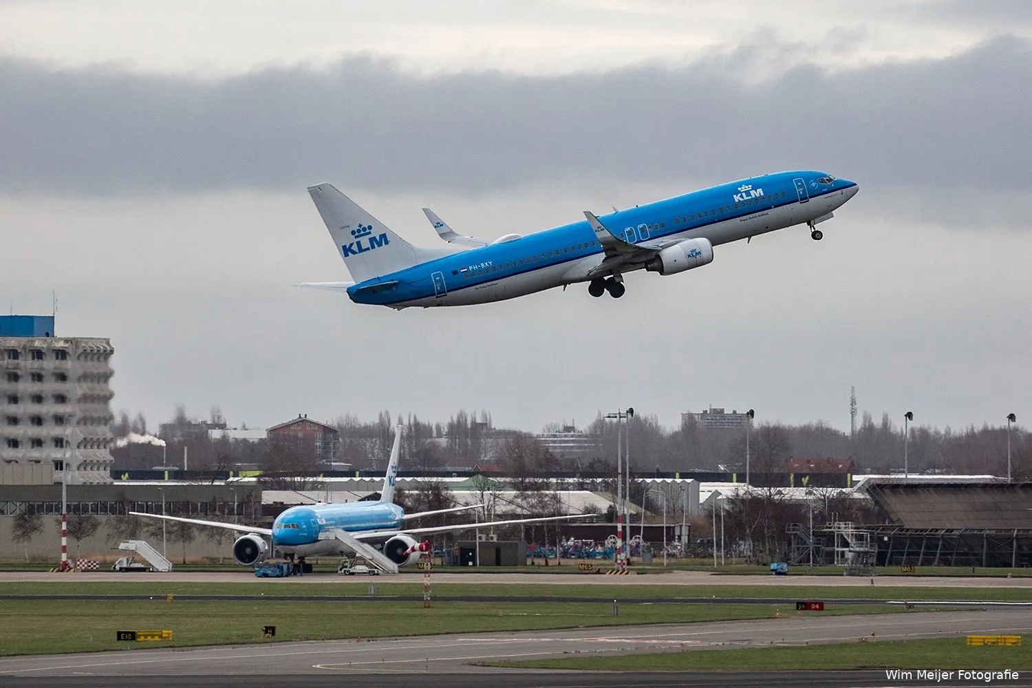Wereldwijde computerstoring raakt Schiphol op piekdag